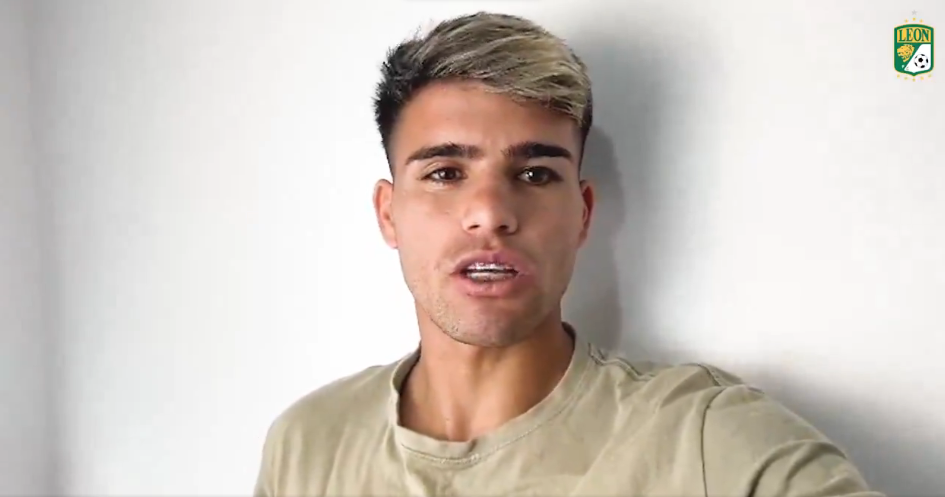 Alan Medina acompaña a Jorge Bava en su llegada al Club León – Deporte ...